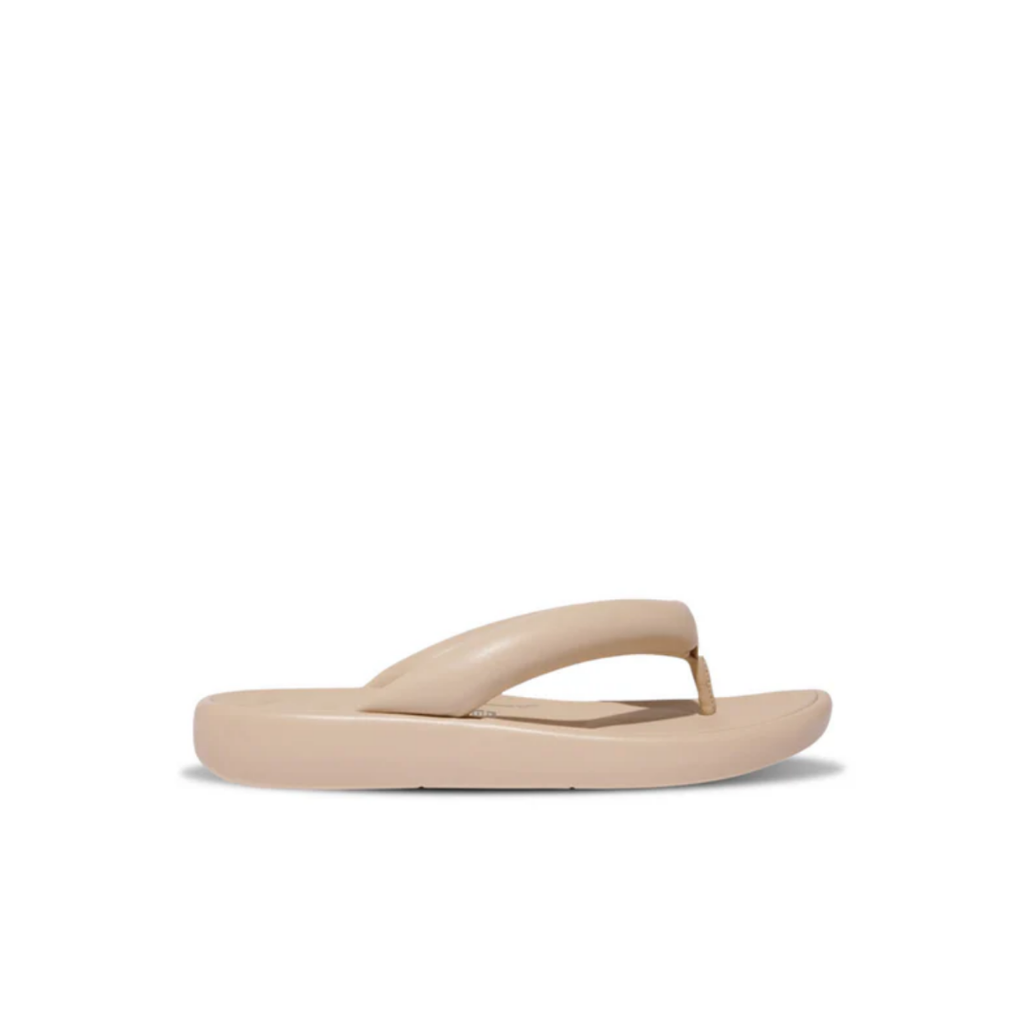 FitFlop iQushion D-Luxe Padded Leather Flip Flops Stone Beige – Bstore