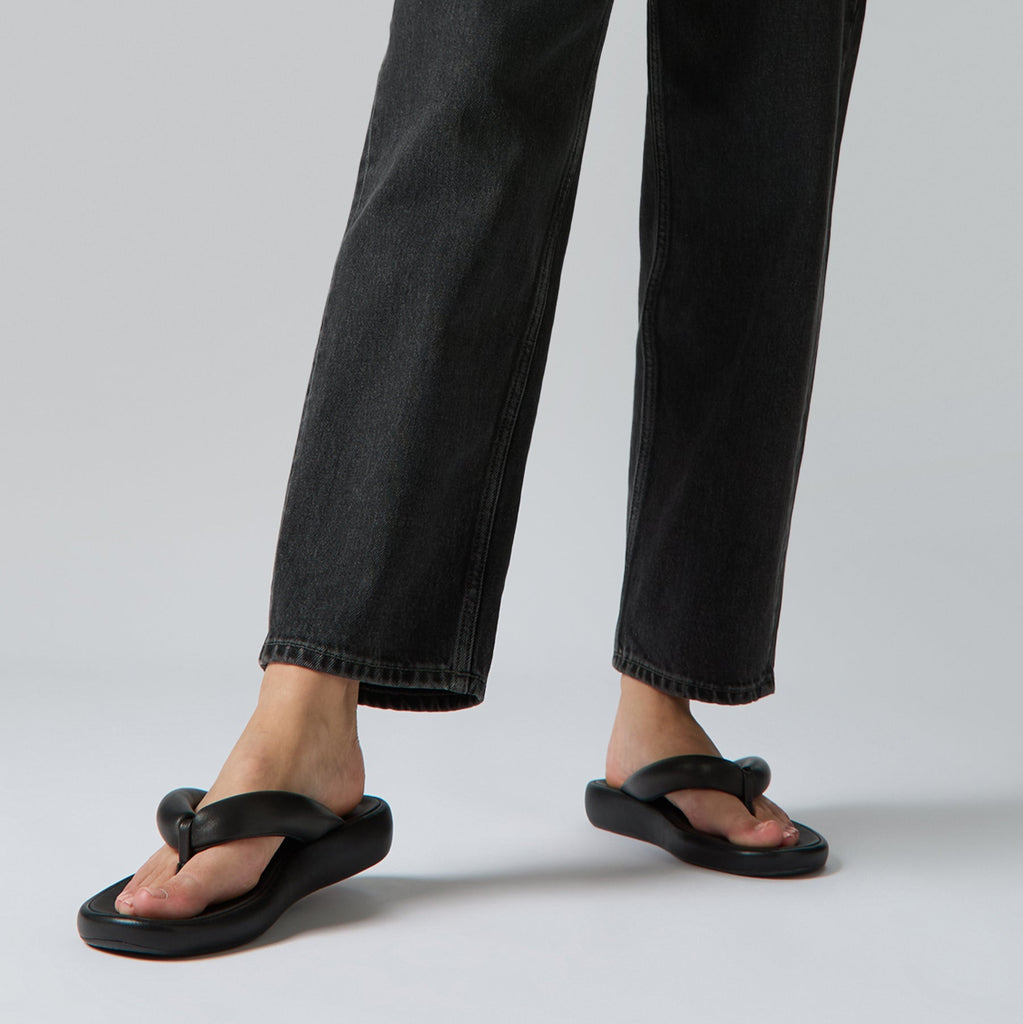 FitFlop iQushion D-Luxe Padded Leather Flip Flops Black – Bstore